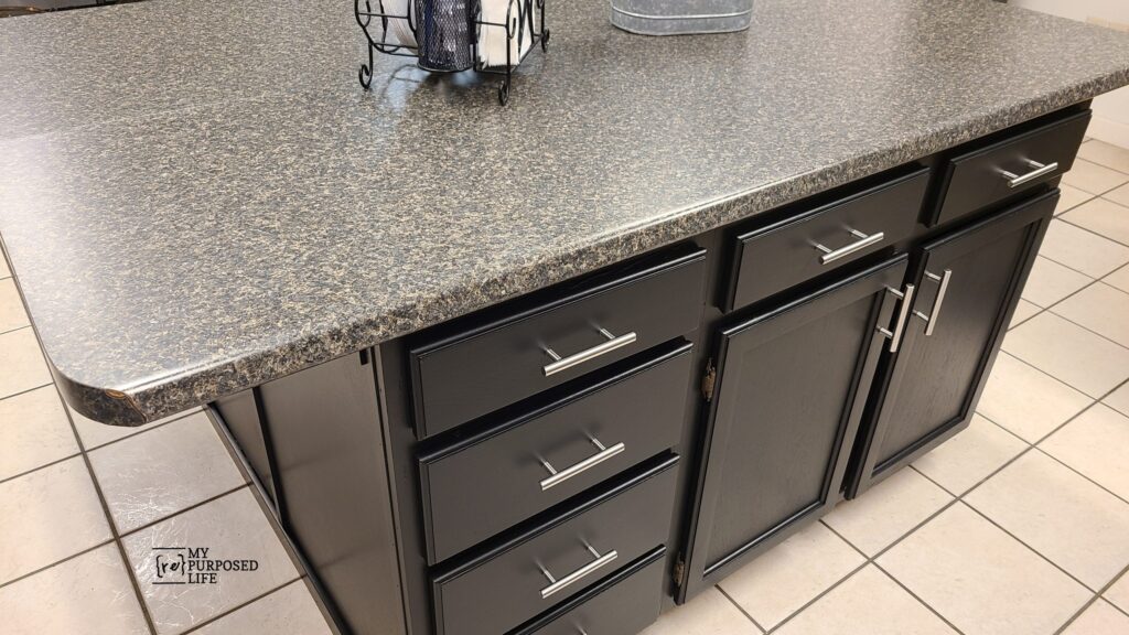 Transform Your Kitchen With These Striking Kitchen Island Colors